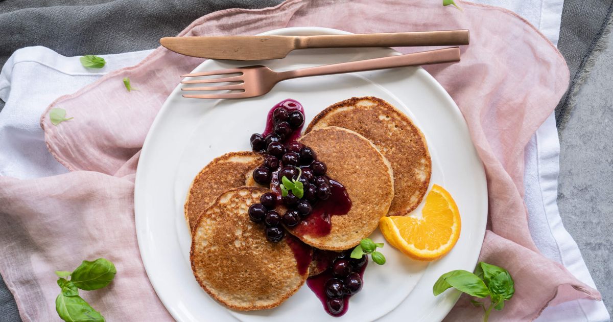 Easy-Peasy Hot Cakes with Glossy Berry Compote - alive magazine